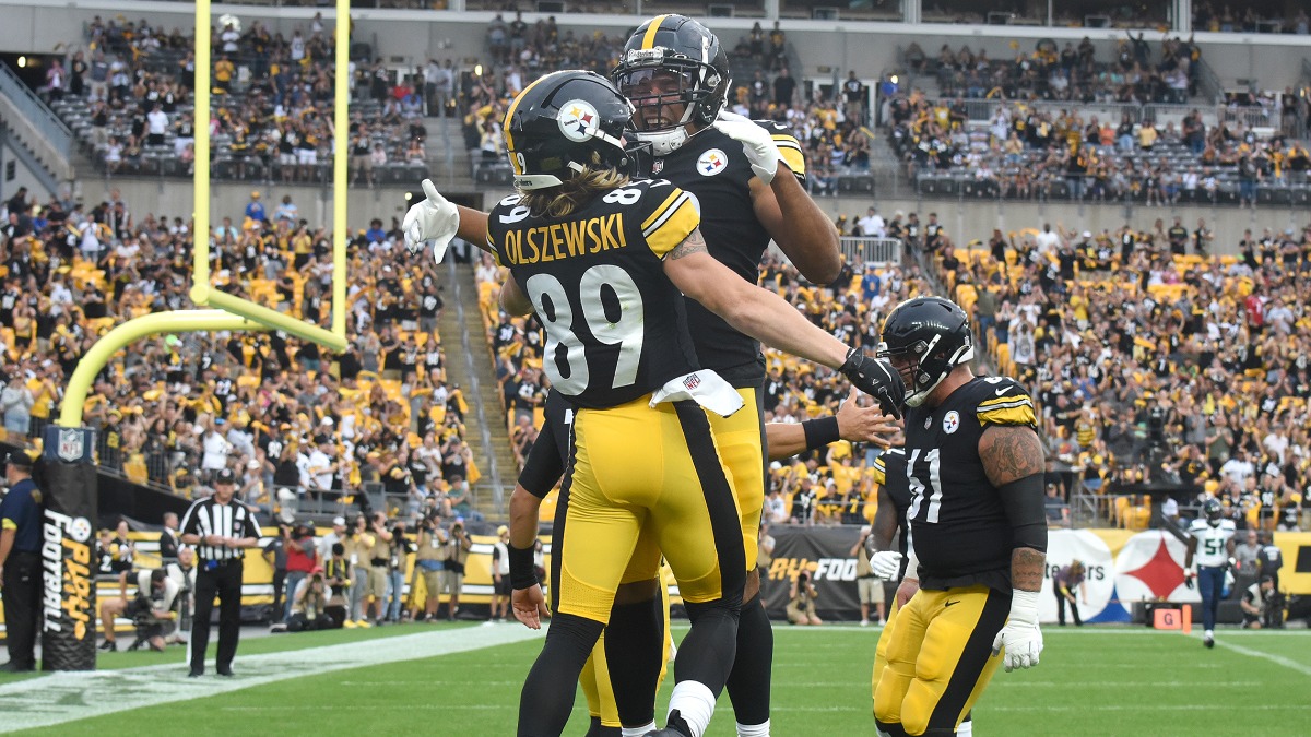 Gunner Olszewski Helps Teammate Celebrate After Beating Tom Brady, Bucs