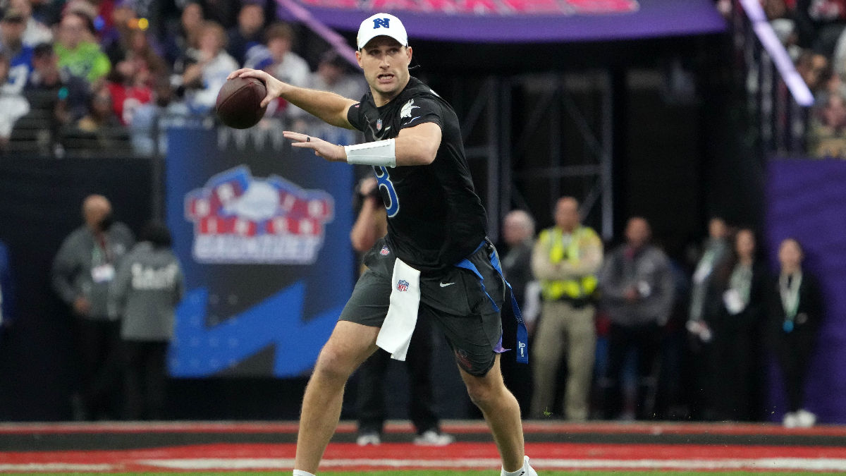 Kirk Cousins, Kelly Clarkson Tribute Tom Brady With Duet