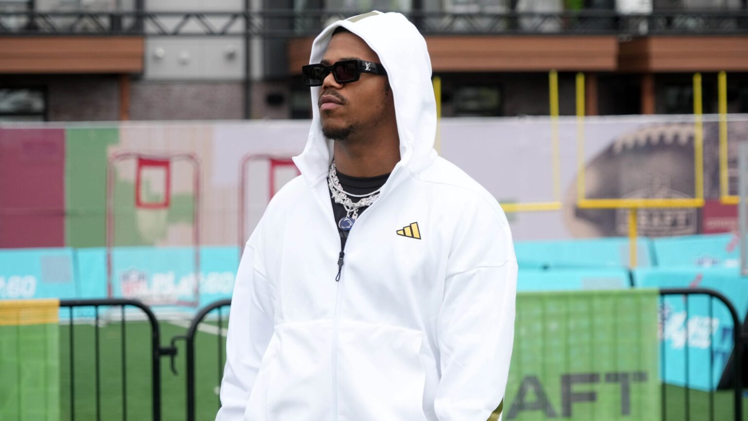 Rob Gronkowski Poses With Kitten In ESPN The Magazine Photo Shoot ...